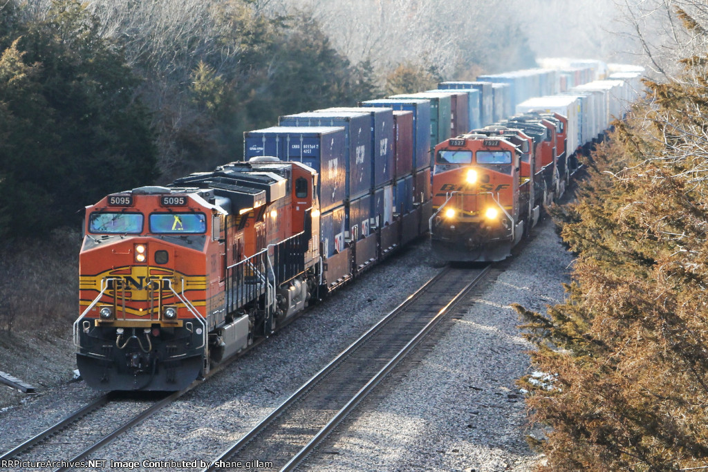 BNSF 7527 pass each other,